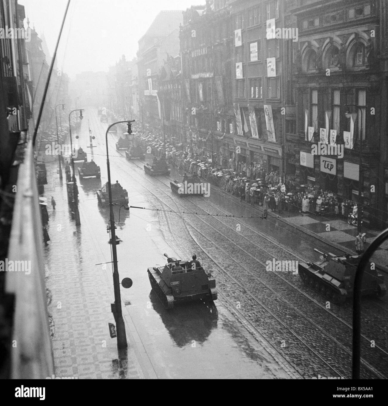 Red army tanks parade -Fotos und -Bildmaterial in hoher Auflösung – Alamy