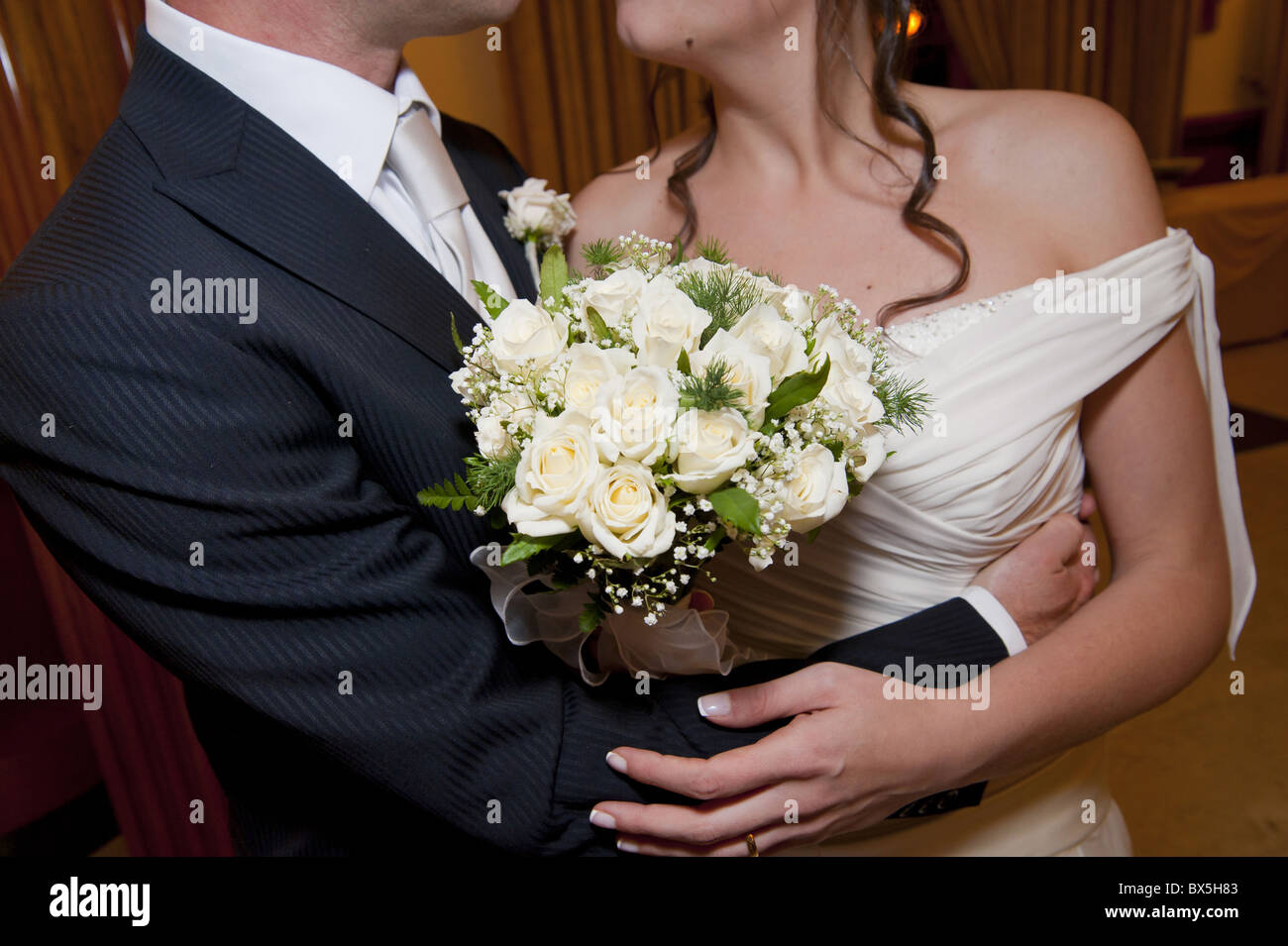 Braut und bräutigam blumen -Fotos und -Bildmaterial in hoher Auflösung ...