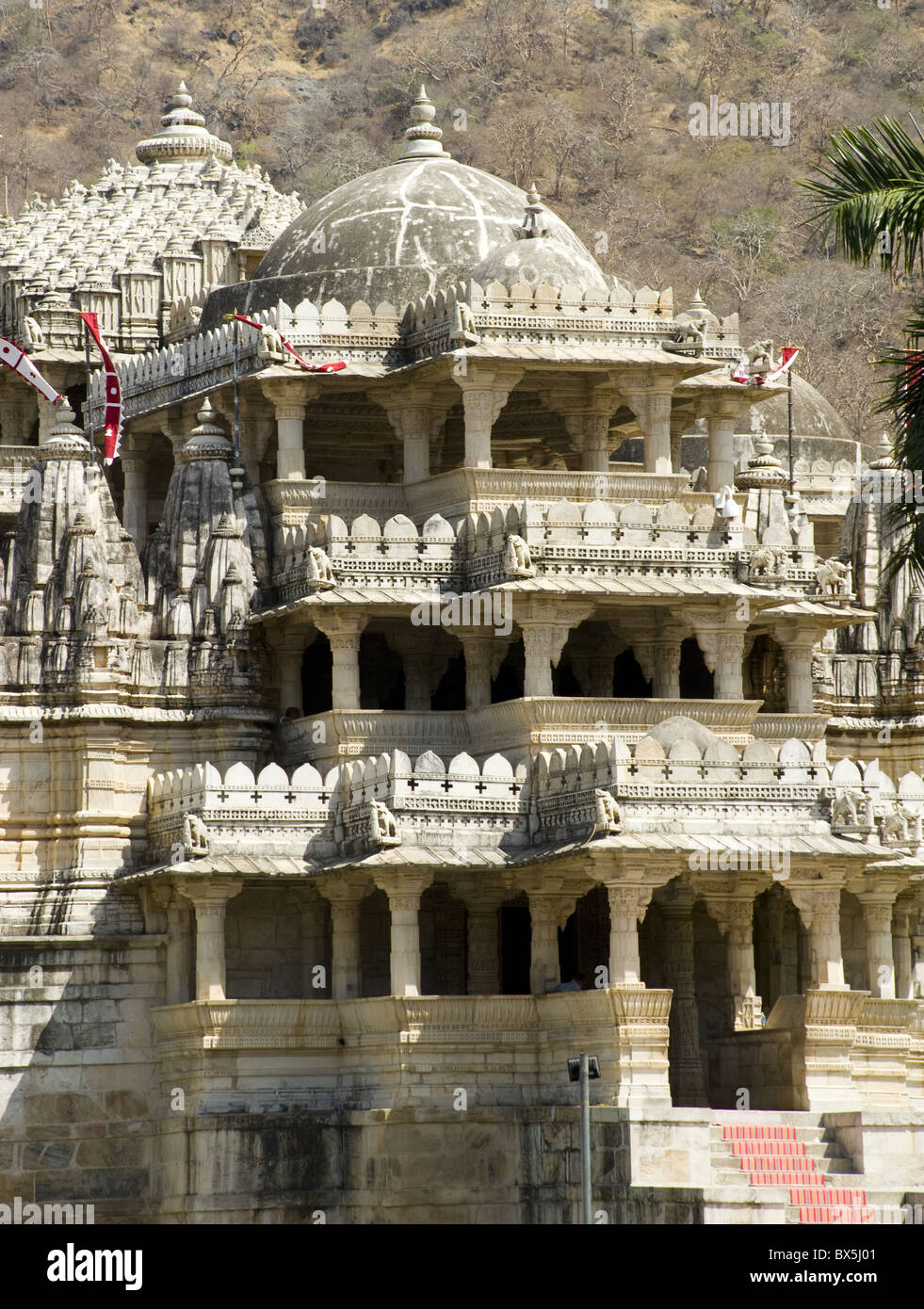 Das äußere der wichtigsten geschnitzten Marmor Jain-Tempel in Ranakpur ...