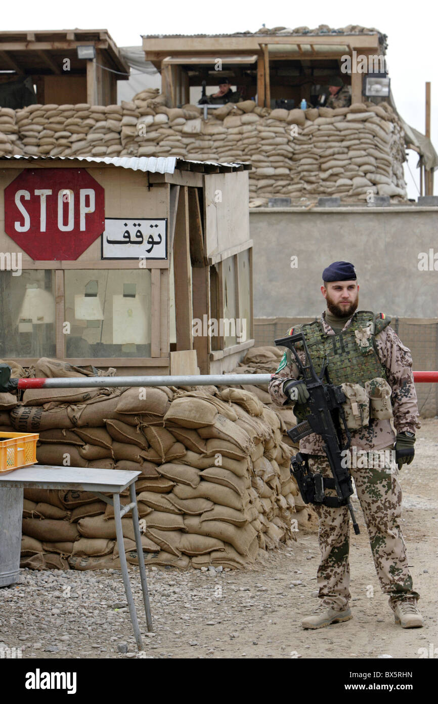 Soldaten der ISAF Bundeswehr sichern den Eingang zum Camp Marmal, Mazar ...