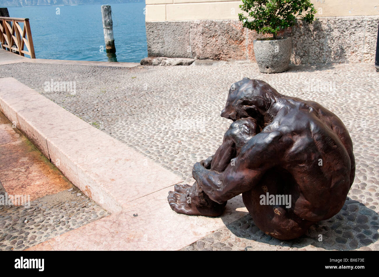 Statue in Malcesine am Gardasee in Norditalien Stockfotografie - Alamy
