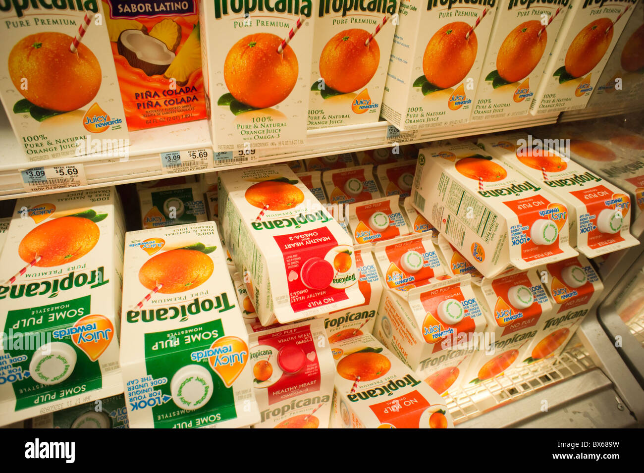 Tropicana marke orangensaft -Fotos und -Bildmaterial in hoher Auflösung ...