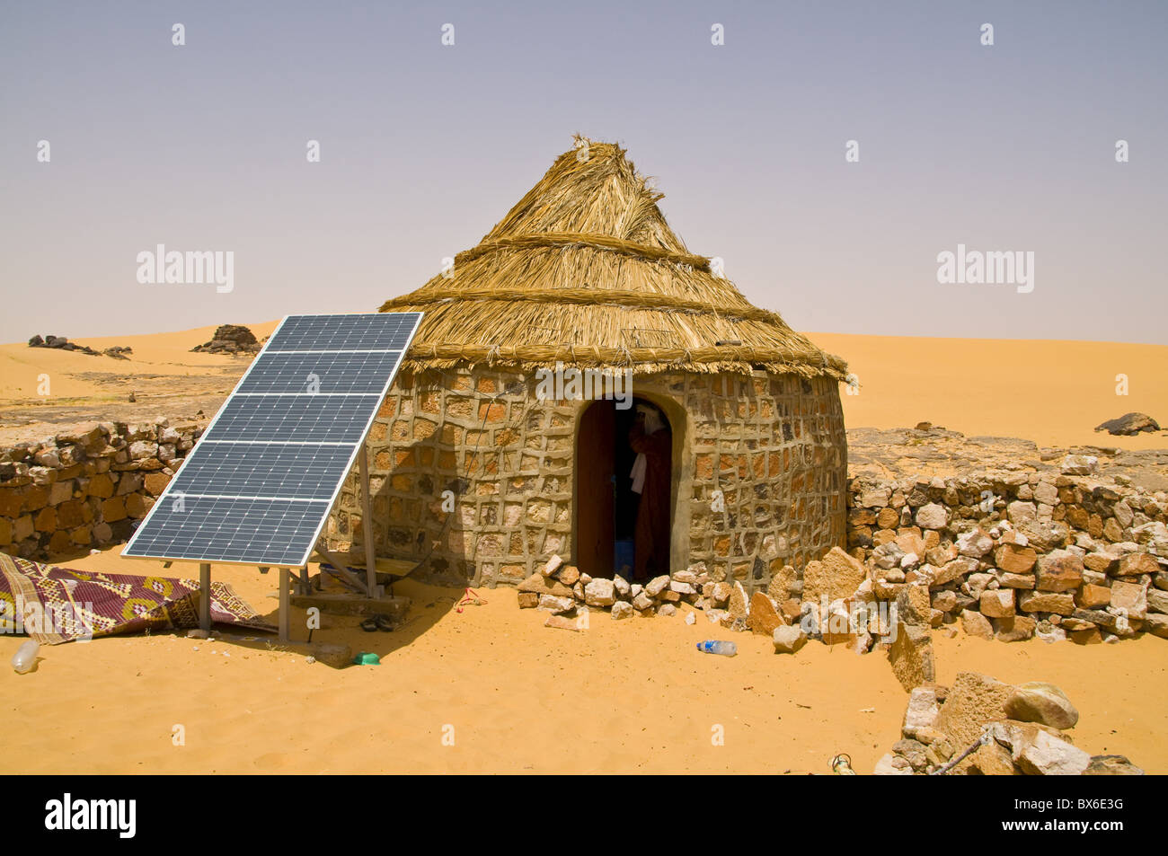 Traditionelles Haus mit Solar-Panel in der Sahara Wüste, Algerien ...