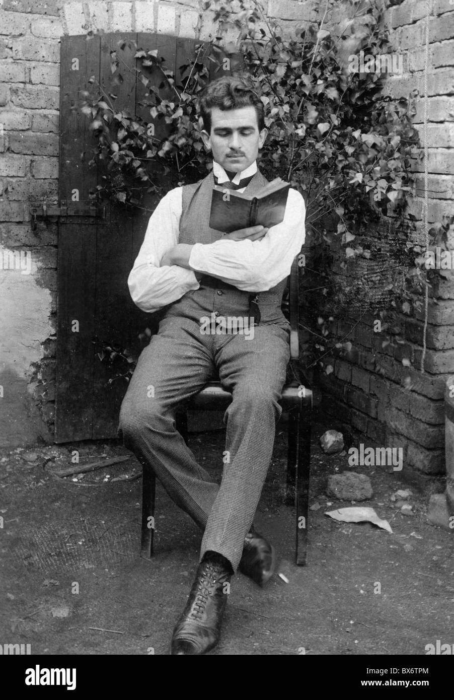 1900s man -Fotos und -Bildmaterial in hoher Auflösung – Alamy