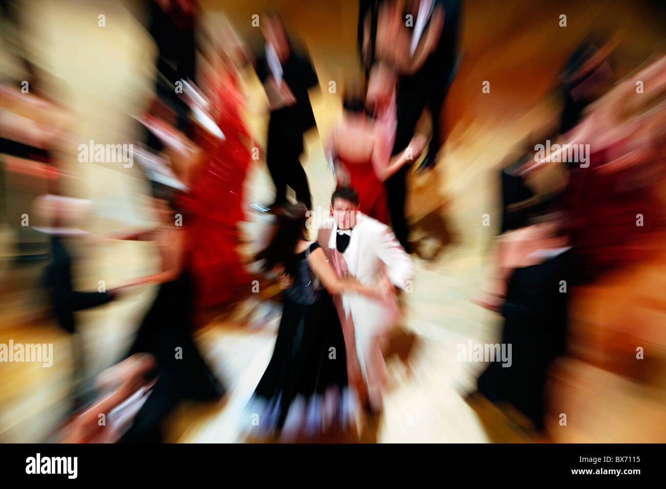 Ball tanzen -Fotos und -Bildmaterial in hoher Auflösung – Alamy