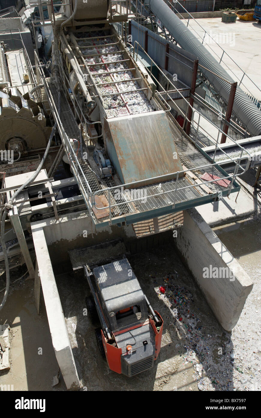 Glass recycling machine -Fotos und -Bildmaterial in hoher Auflösung – Alamy