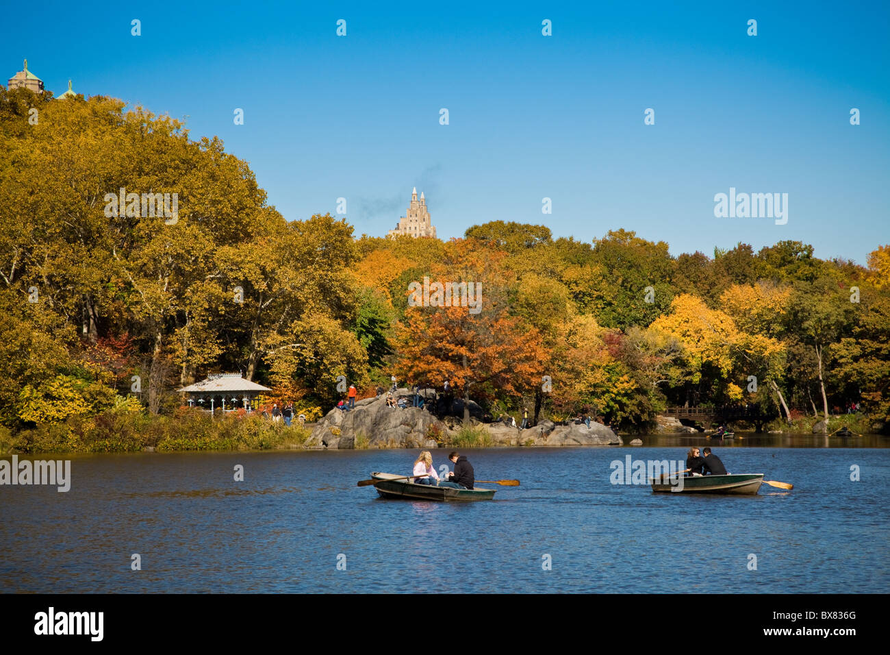 Bootfahren auf dem Ruderboot-See im Central Park im Herbst in New York ...