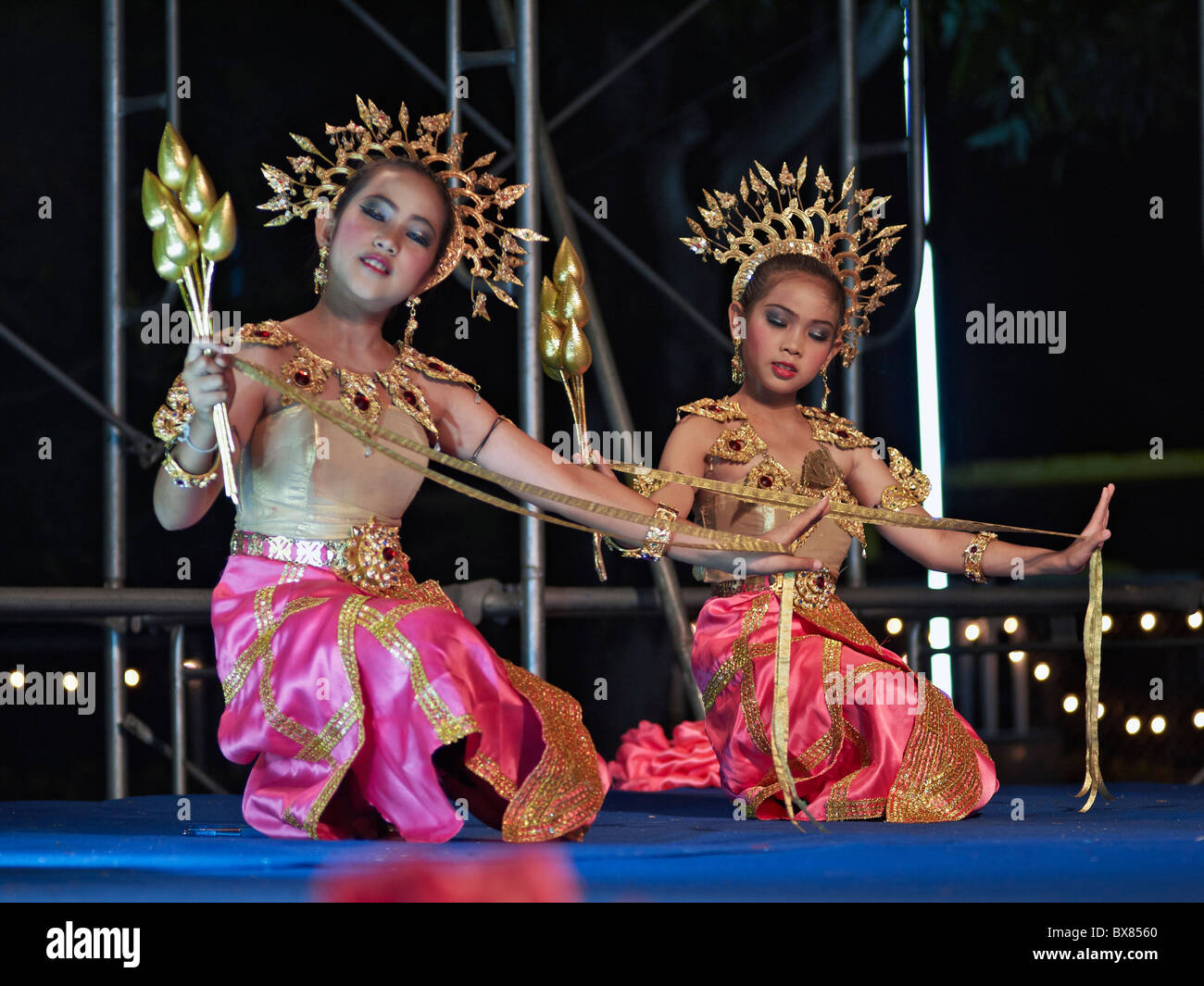 Thailändische Tänzerin. Junge thailändische Mädchen treten bei einer Thai-Tanzshow auf. Thailand ...