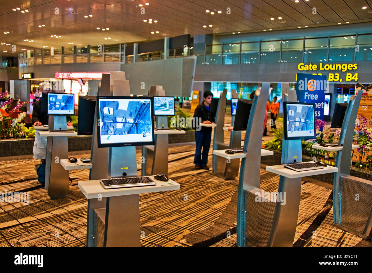 Remote-Computer Kiosk Bahnhof Lobby am Changi Airport terminal Singapur ...