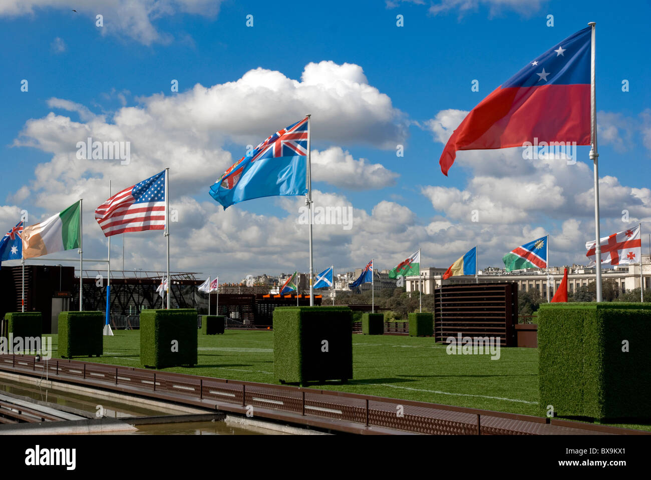 Flaggen auf Dach des Quai Branly Museum Stockfotografie - Alamy