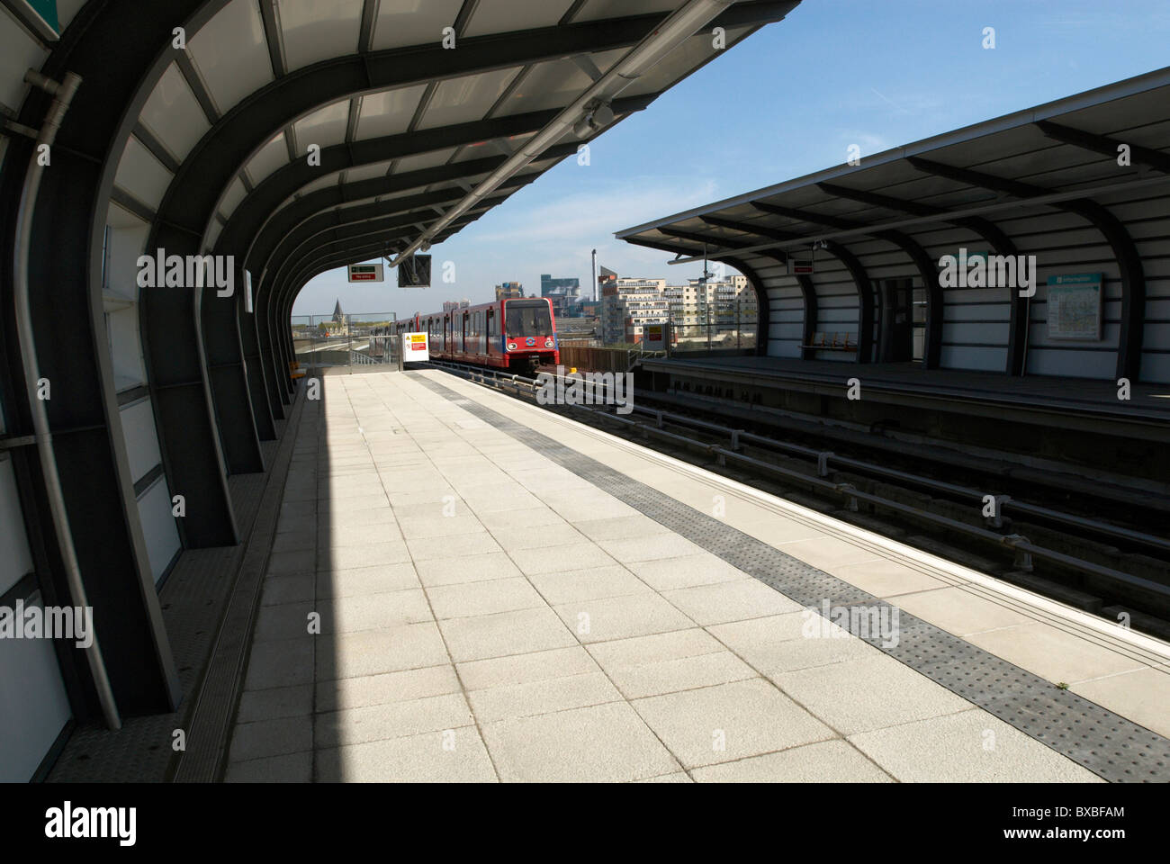 Ponton dock dlr station -Fotos und -Bildmaterial in hoher Auflösung – Alamy