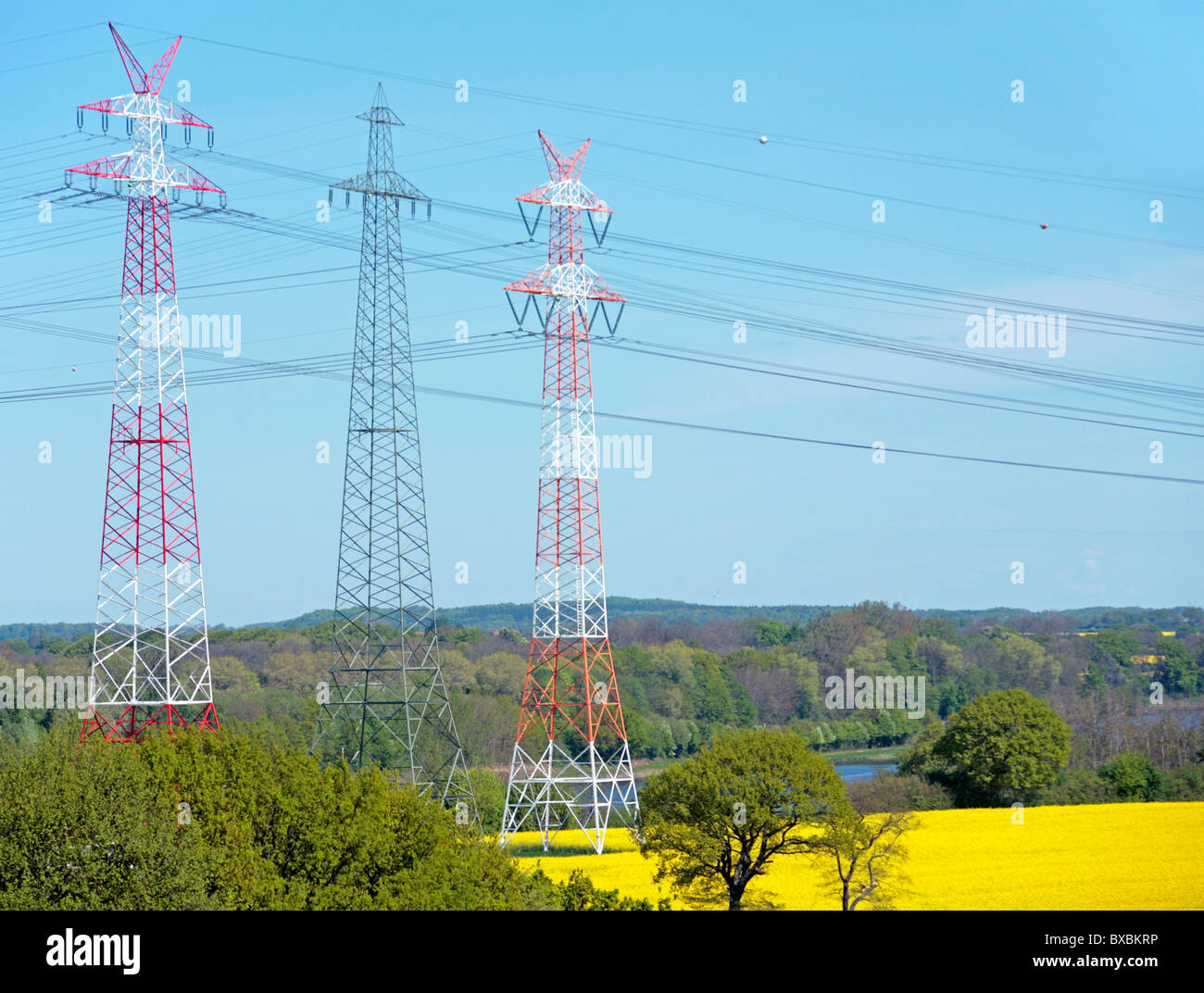 Pylons in landscape -Fotos und -Bildmaterial in hoher Auflösung – Alamy
