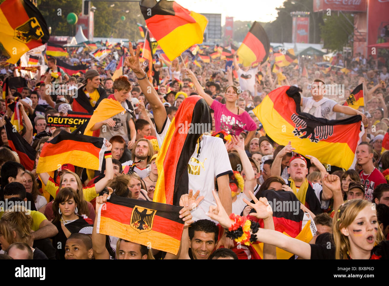 Sportfans zuschauer geste jubeln -Fotos und -Bildmaterial in hoher ...