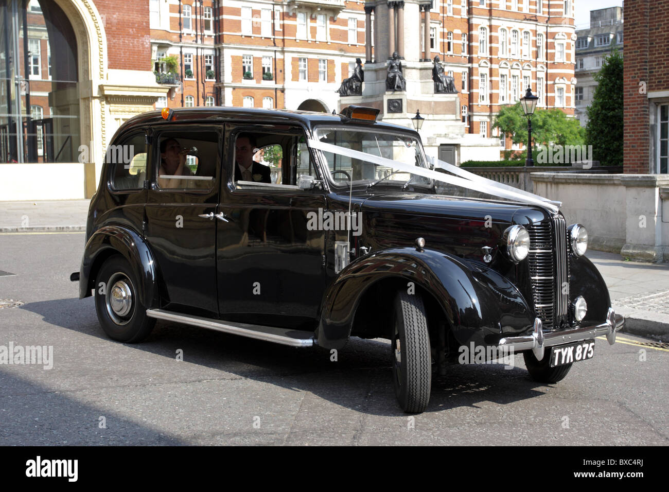 Classic british taxis -Fotos und -Bildmaterial in hoher Auflösung – Alamy