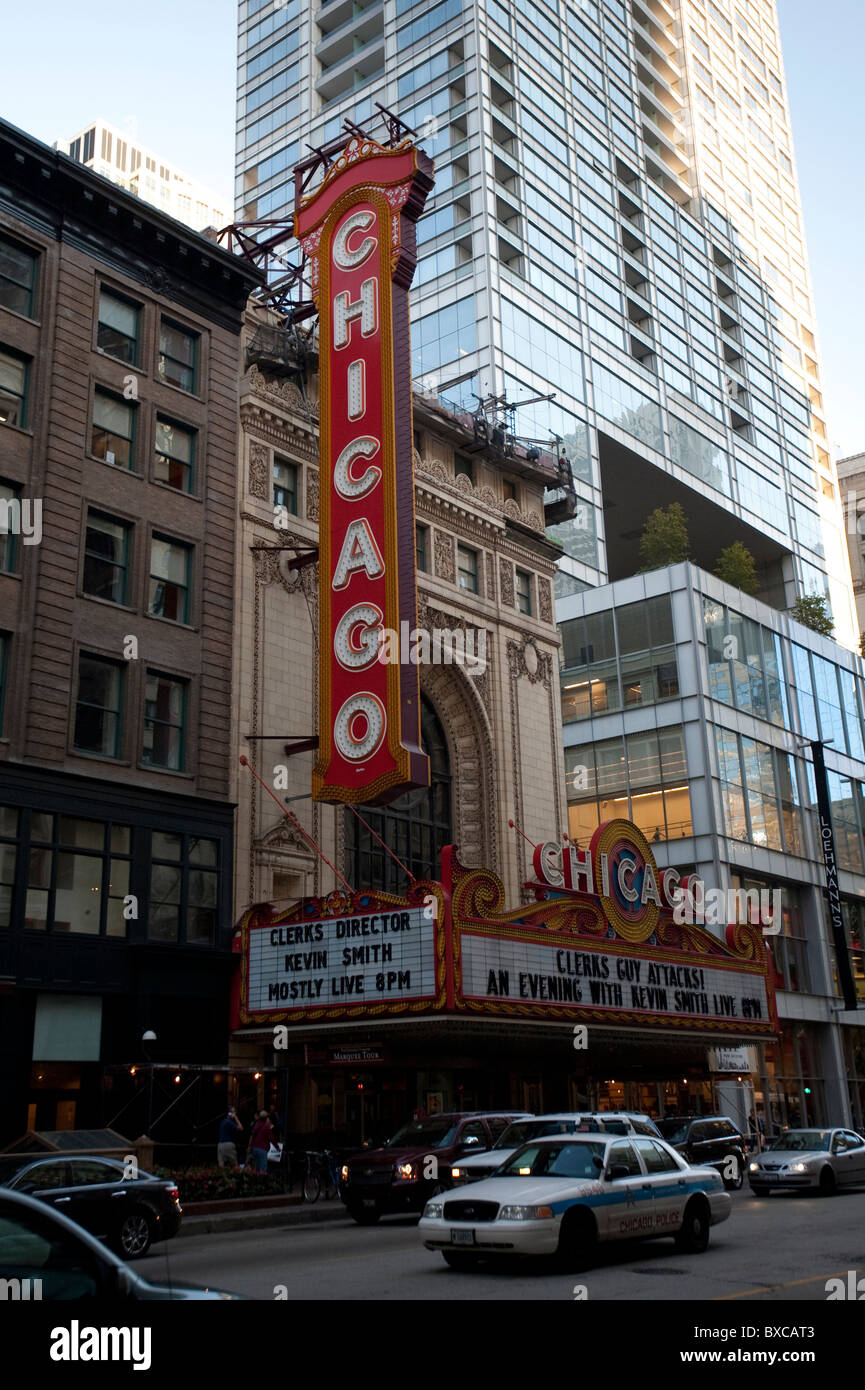 Vertikales chicago theaterzeichen -Fotos und -Bildmaterial in hoher ...