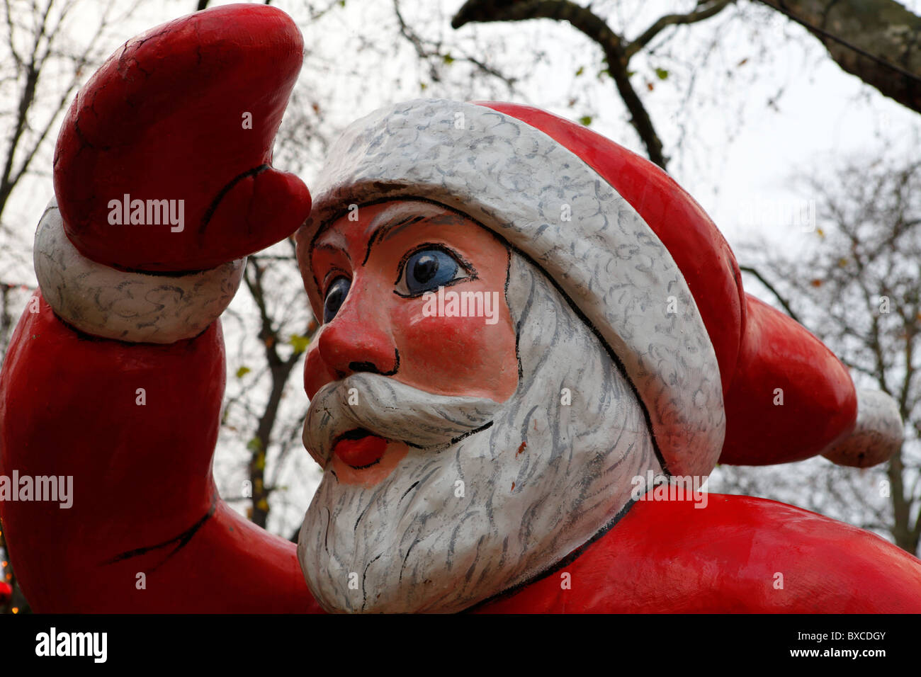 Santa Claus Figur blickt auf auf dem Winter-Wonderland-Weihnachtsmarkt ...
