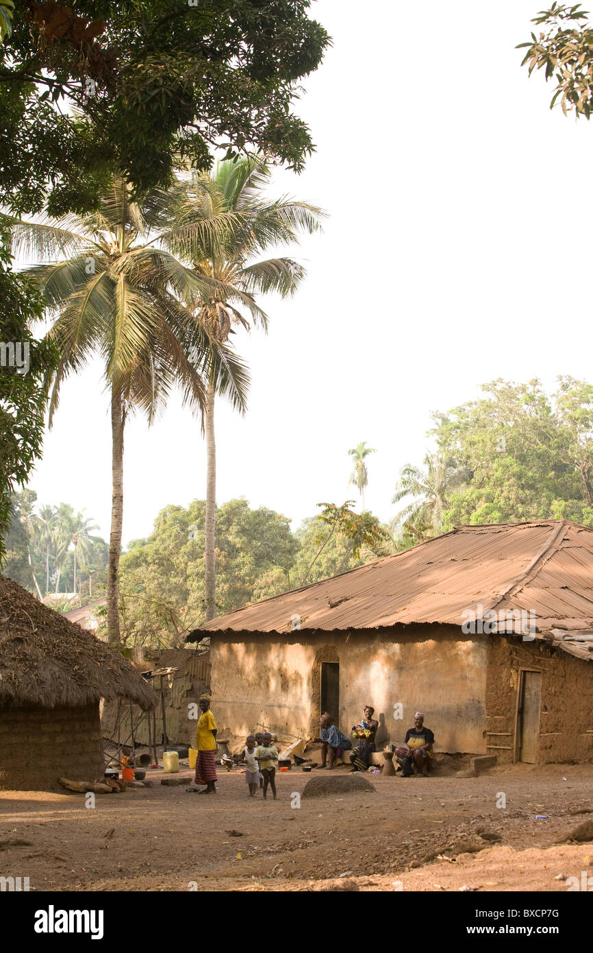 Dorfbewohner sitzen vor ihrem Haus in Port Loko, Sierra Leone ...