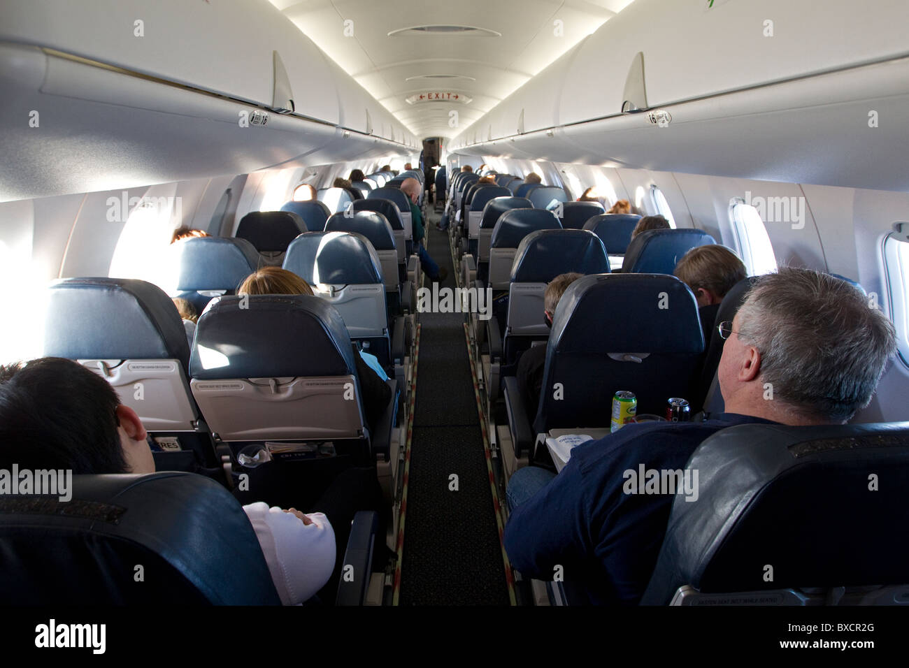 Flugzeug innen voll passagiere -Fotos und -Bildmaterial in hoher ...