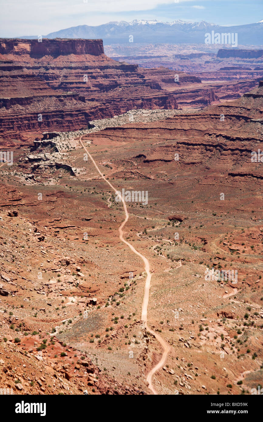 Mit Blick auf die 4 x 4-Straße von der White Rim Trail in Utah ...