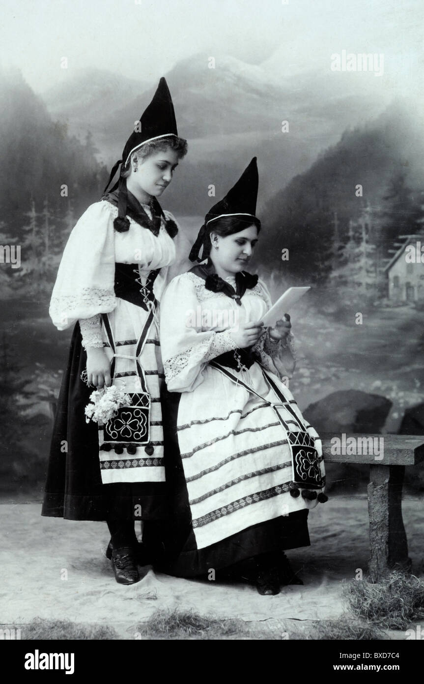 Ungarische volkstracht -Fotos und -Bildmaterial in hoher Auflösung – Alamy