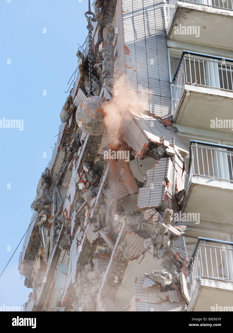 Abbruch mit kran -Fotos und -Bildmaterial in hoher Auflösung – Alamy