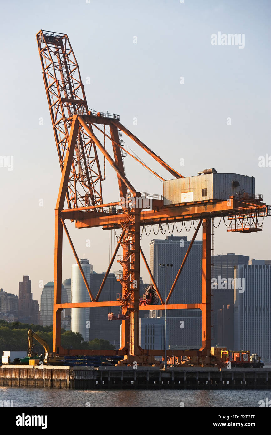 Blauer containerkran -Fotos und -Bildmaterial in hoher Auflösung – Alamy