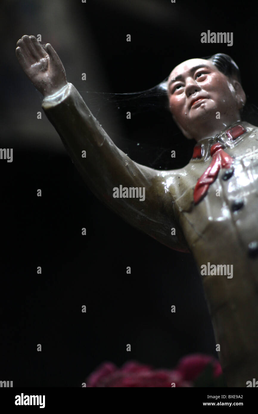 Reliquien und Souvenirs aus einer Sammlung von Chairman Mao ...