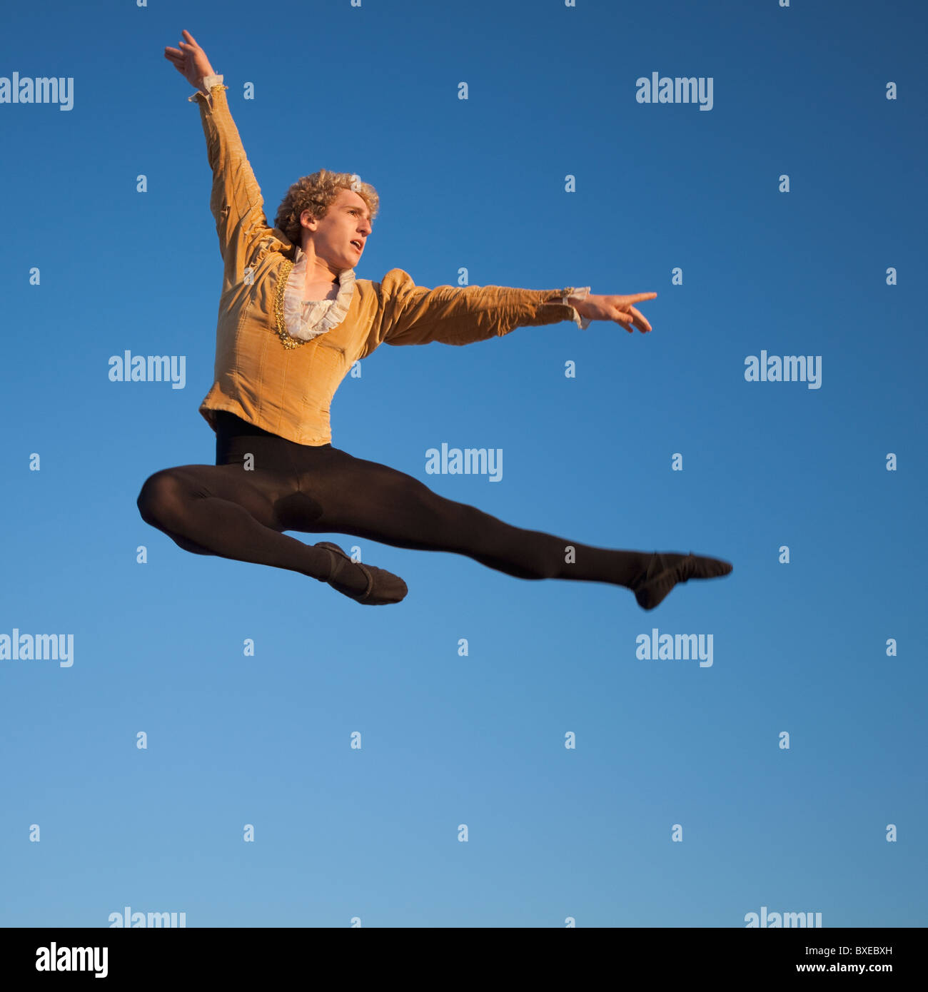 Ballett kick -Fotos und -Bildmaterial in hoher Auflösung – Alamy