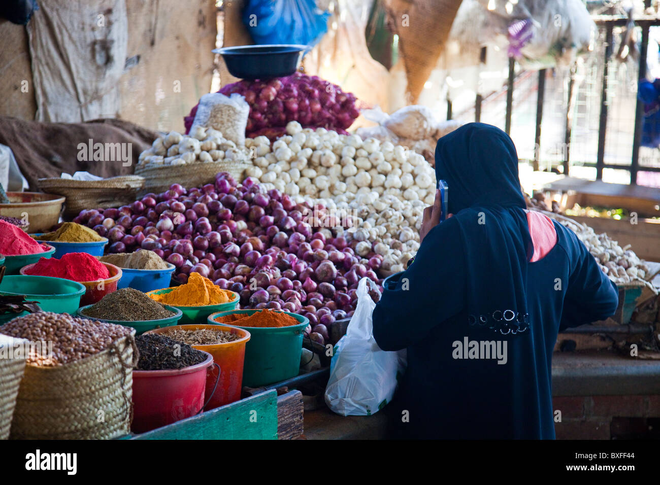 Muslimische frau kaufen -Fotos und -Bildmaterial in hoher Auflösung – Alamy