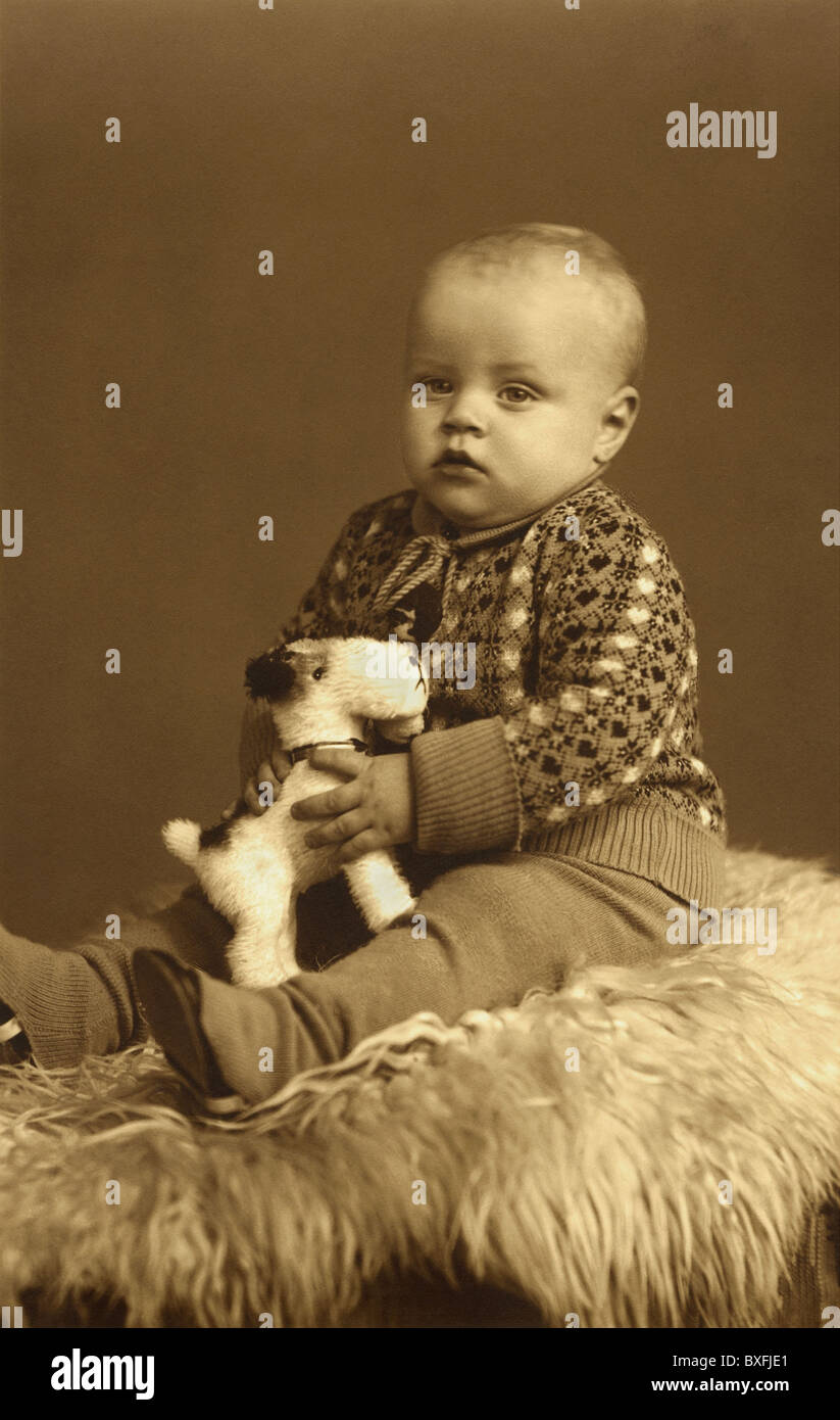 Personen, Kinder, Säugling auf Bärenfell sitzend, Deutschland, 1938 ...