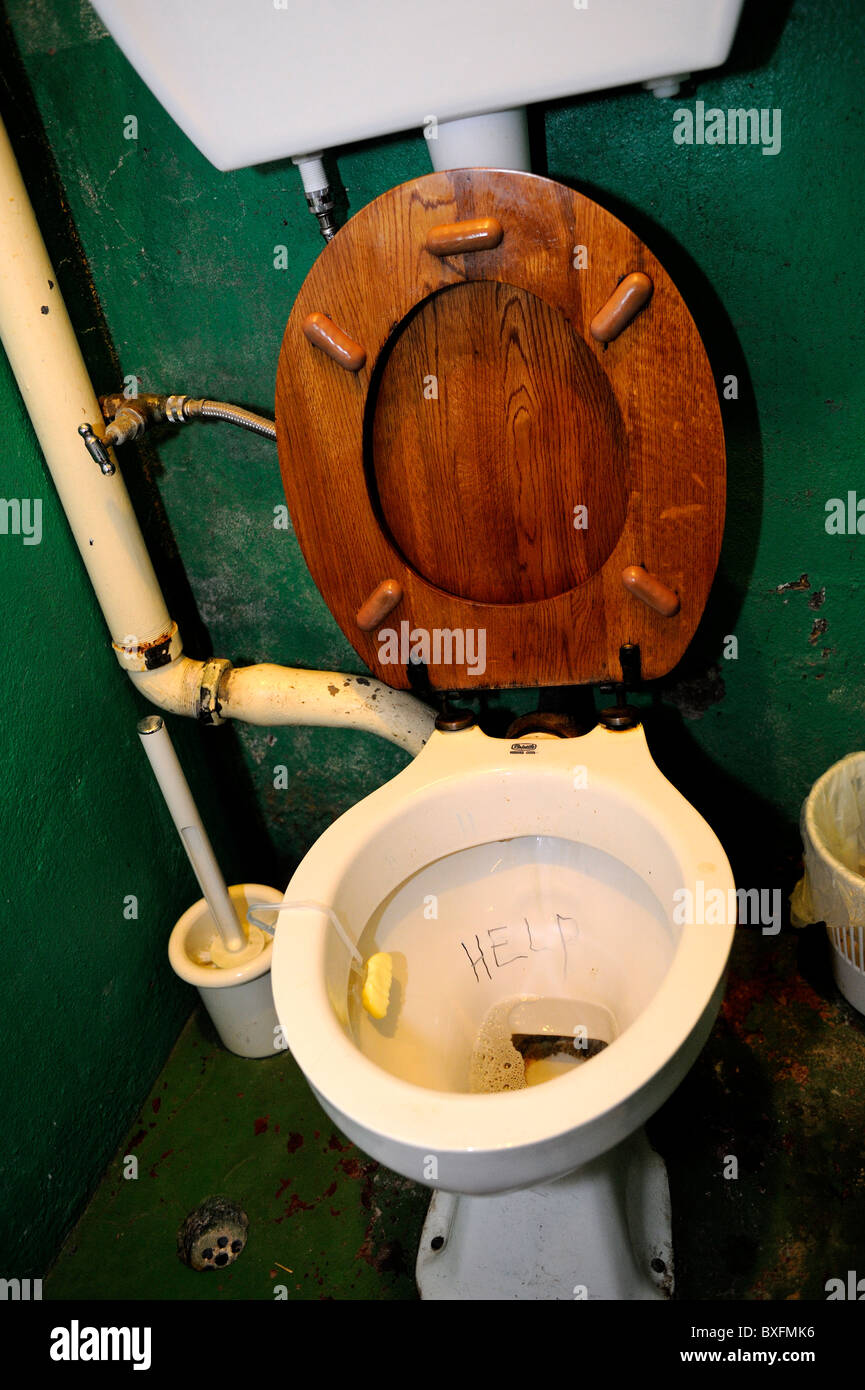 Old fashioned toilet -Fotos und -Bildmaterial in hoher Auflösung – Alamy