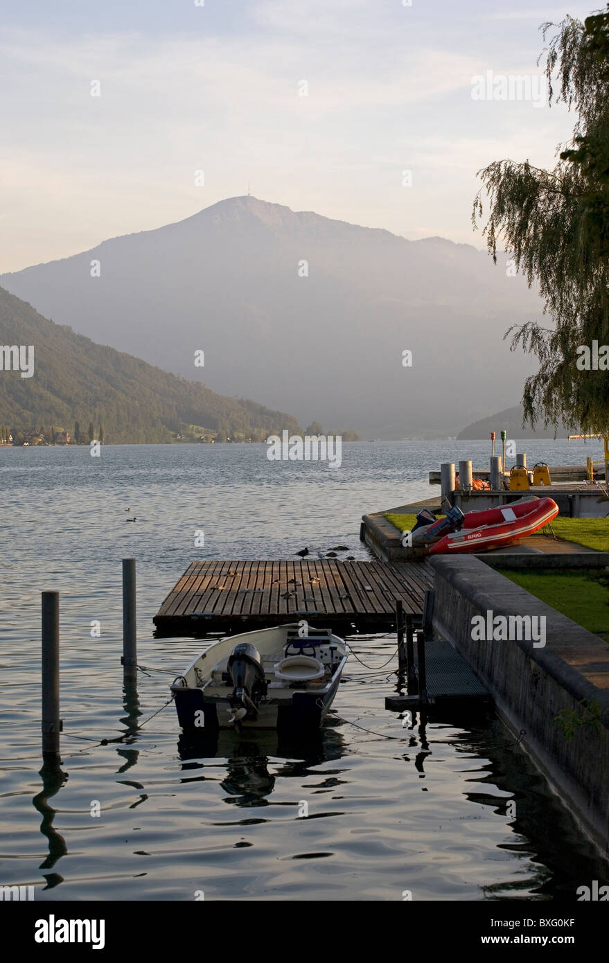 Zugersee mit der Rigi hinter der Schweiz Stockfotografie - Alamy