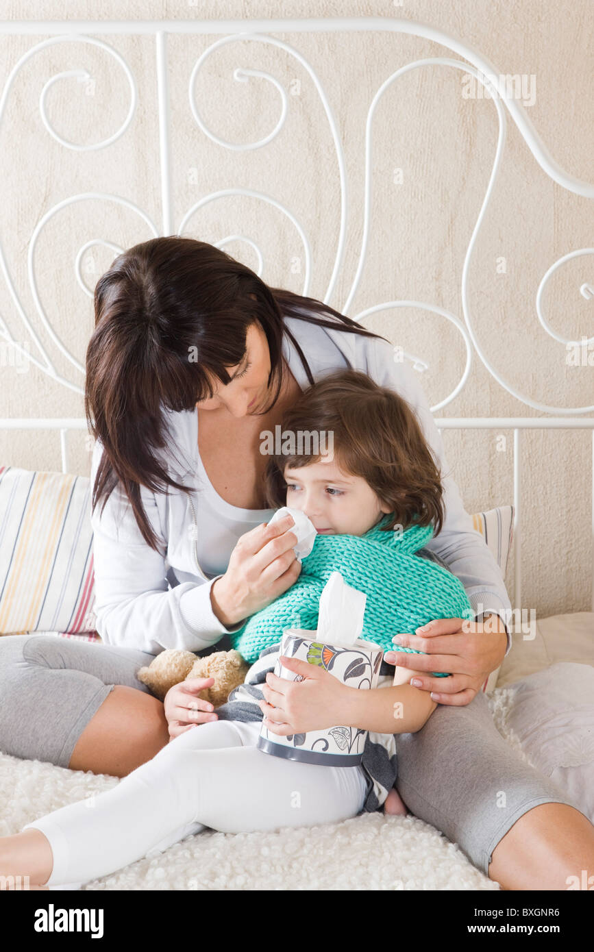 Mutter kümmert sich um kranke Tochter Stockfotografie - Alamy Mutter kümmert sich um kranke Tochter Stockfotografie - Alamy