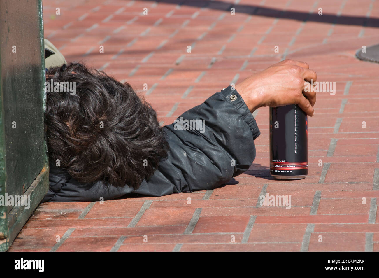 Drunk men on street -Fotos und -Bildmaterial in hoher Auflösung – Alamy