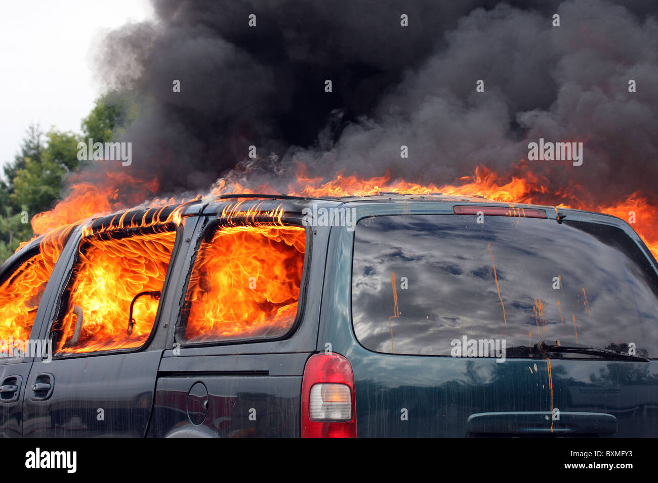 Auto in flammen -Fotos und -Bildmaterial in hoher Auflösung – Alamy
