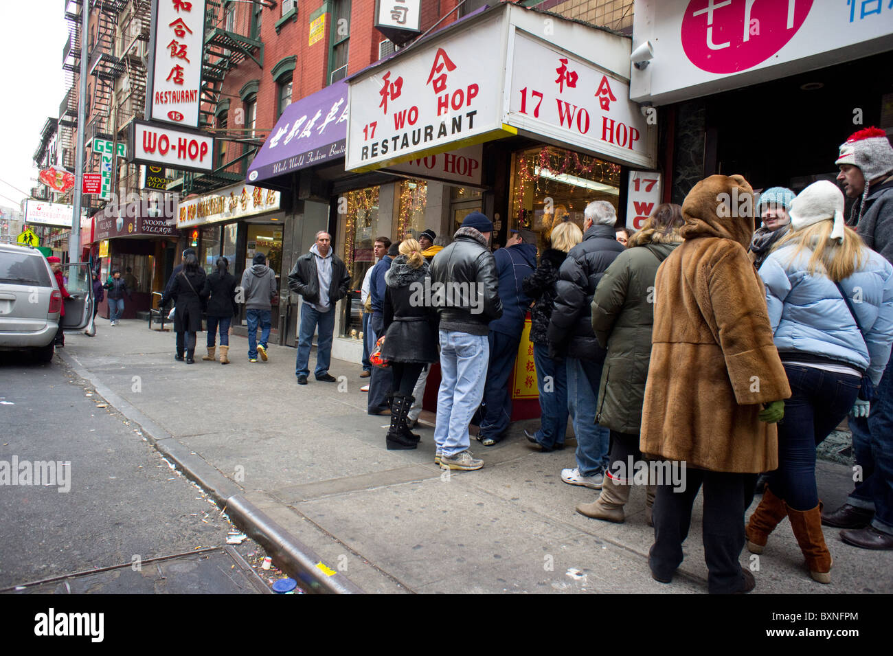 Kunden richten Sie auBen th beliebt Wo Hop Restaurant auf in Chinatown in New York am Weihnachtstag Stockfotografie Alamy
