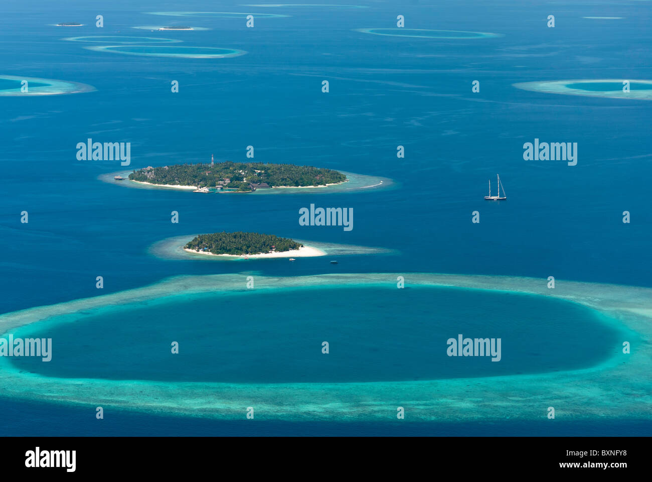 Luftbild von Bandos Island Resort auf den Malediven und umliegenden ...