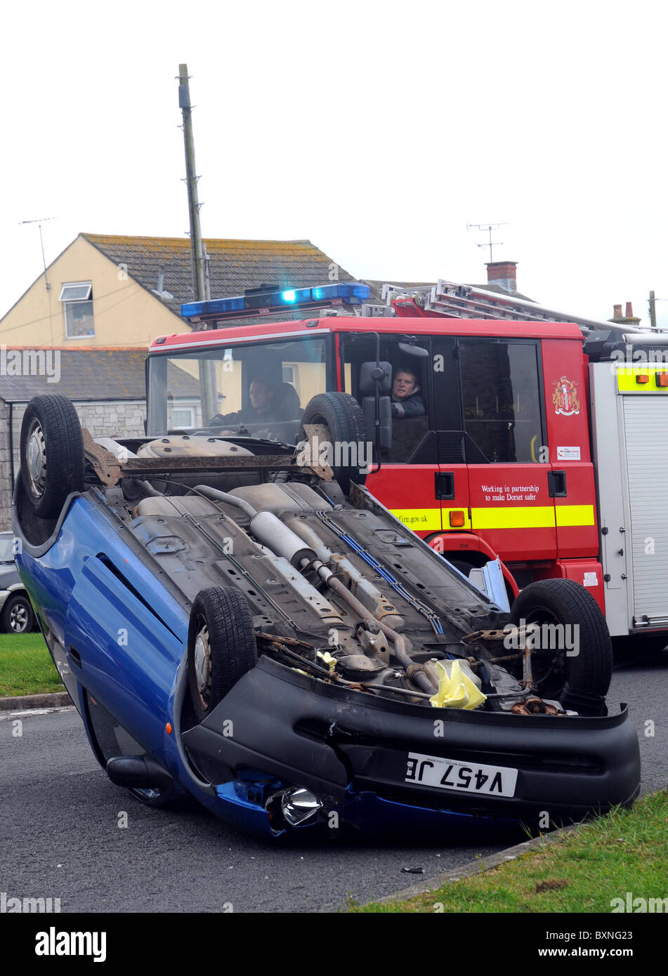 Autounfall, umgestürzten Auto nach einem Verkehrsunfall Stockfotografie ...