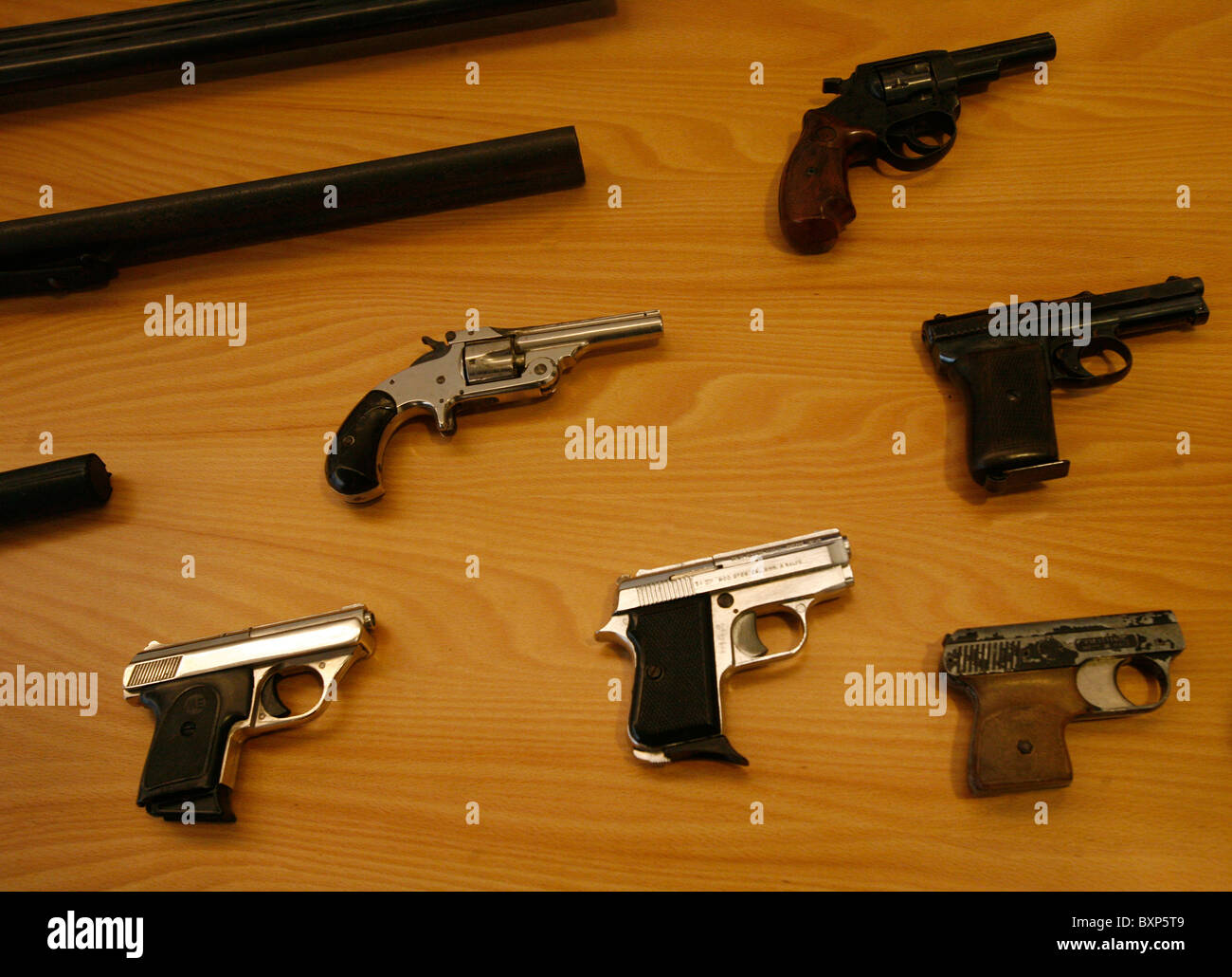 Verbrecher mit waffen -Fotos und -Bildmaterial in hoher Auflösung – Alamy