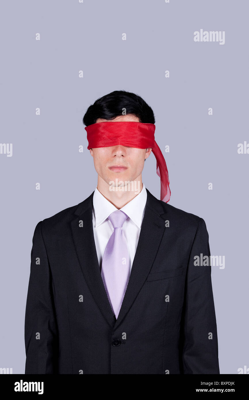 Rote augenbinde -Fotos und -Bildmaterial in hoher Auflösung – Alamy