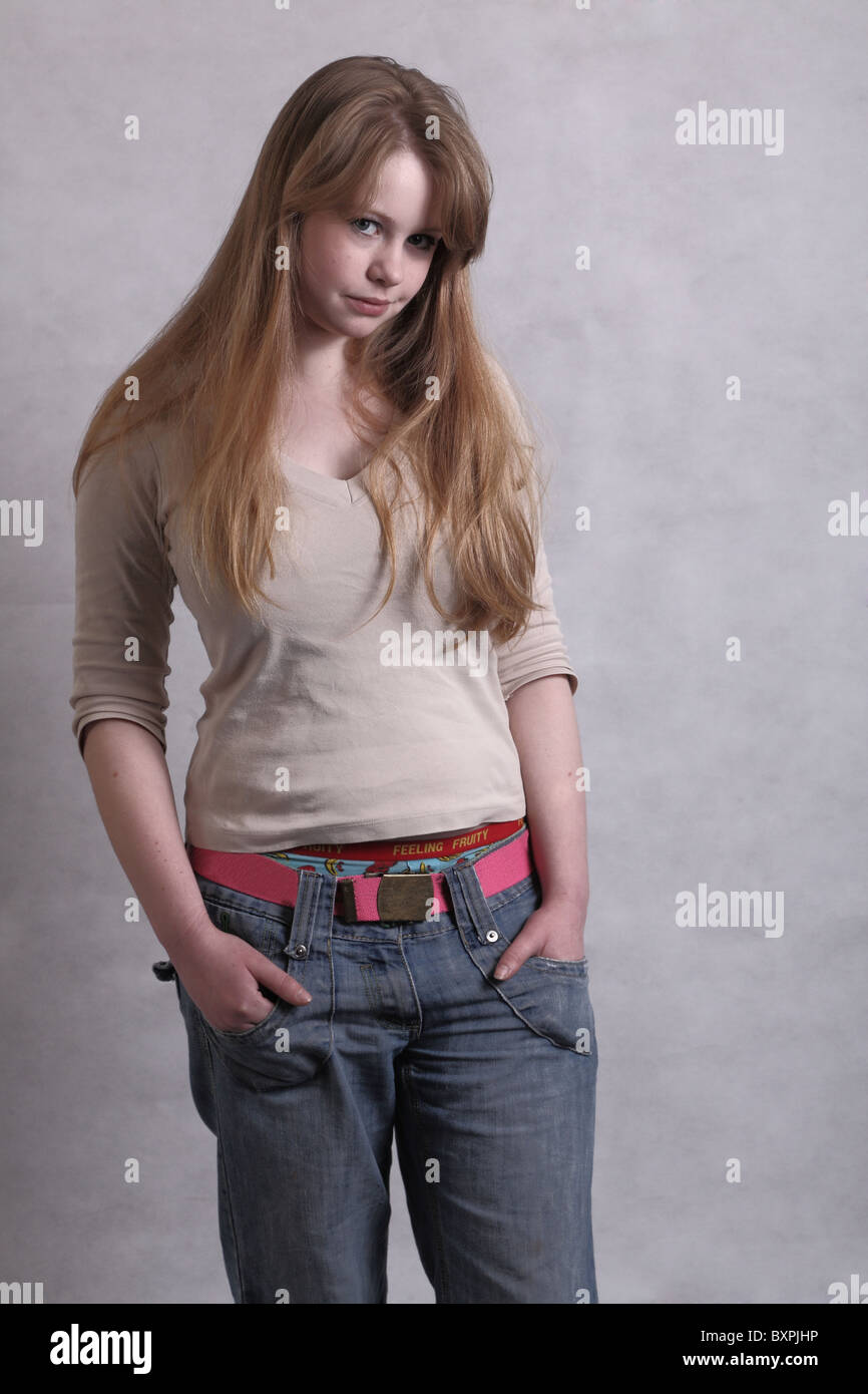 Pretty teen blonde dressed in -Fotos und -Bildmaterial in hoher Auflösung – Alamy