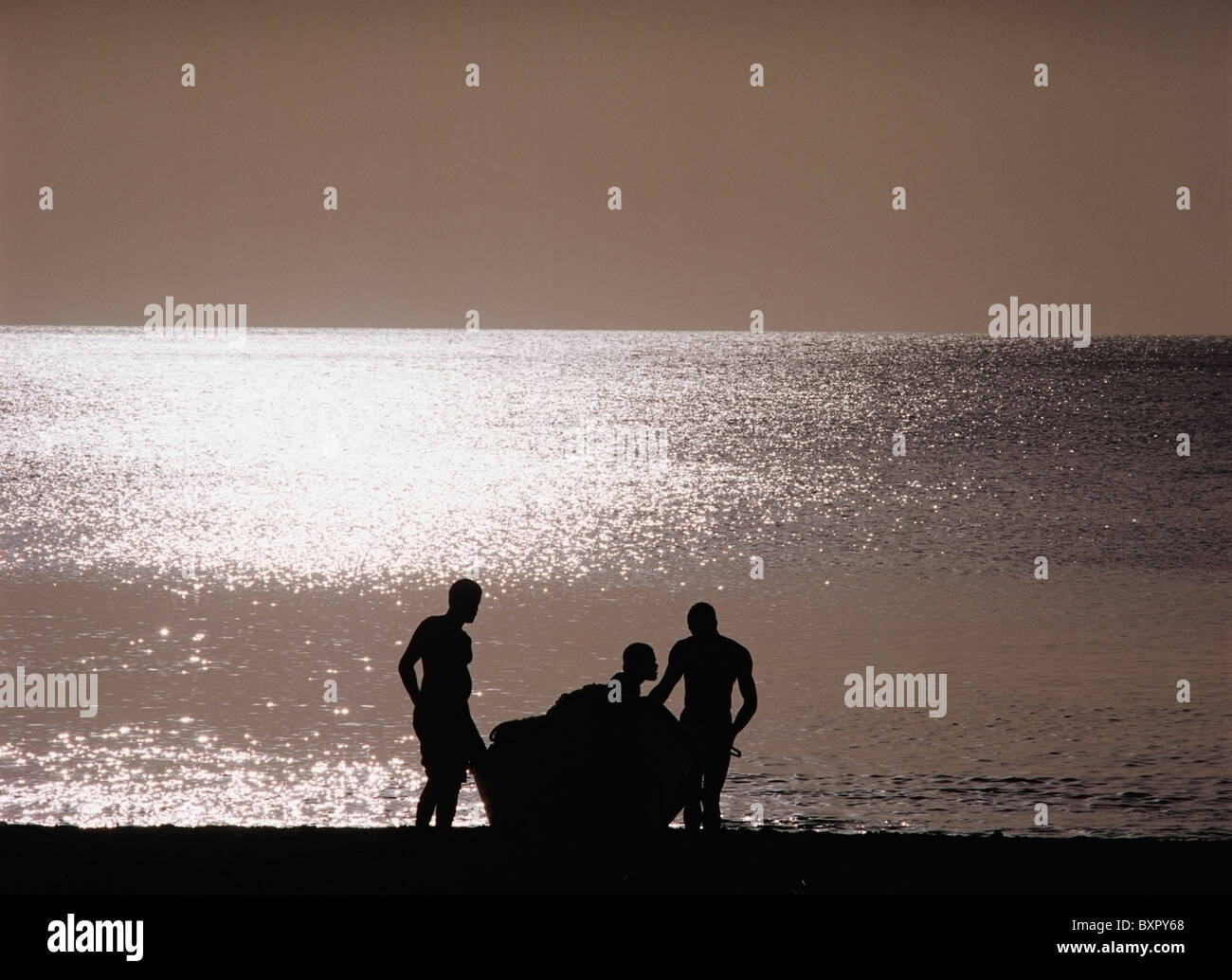 Silhouette drei menschen -Fotos und -Bildmaterial in hoher Auflösung ...