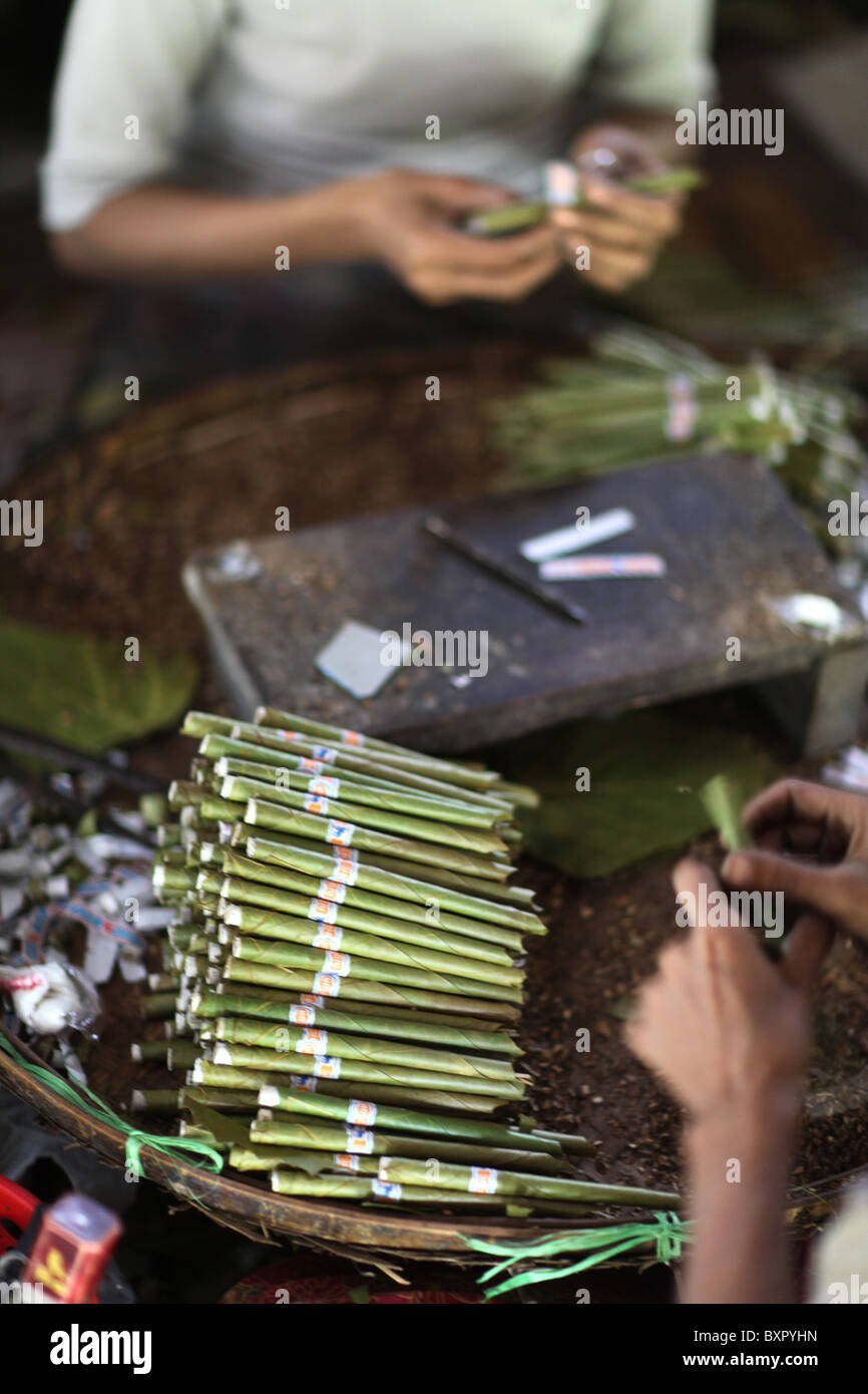 Frauen und Kinder arbeiten in einer Dorf-Cheroot oder Zigarren-Fabrik ...