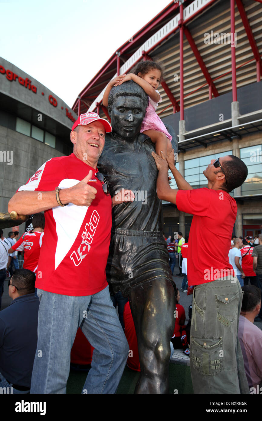 Statue eusébio outside benfica stadium -Fotos und -Bildmaterial in ...