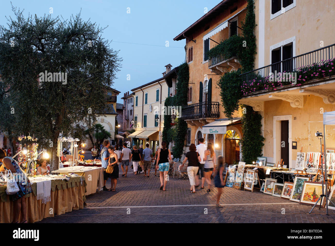 Markt, Torri del Benaco, Gardasee, Veneto, Italien Stockfotografie - Alamy