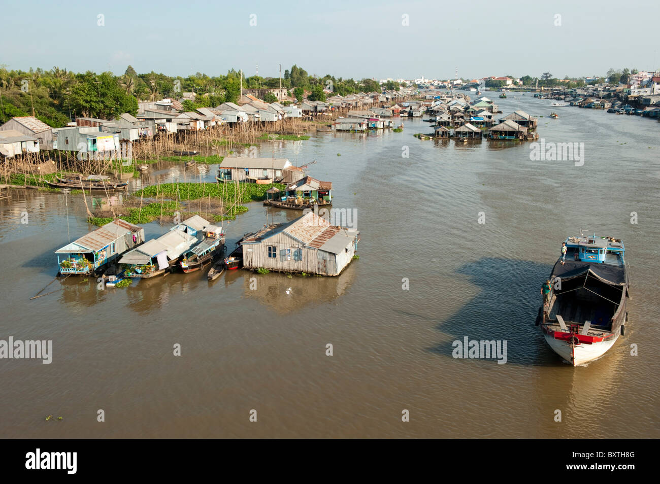 Schwimmende Häuser auf dem Hau Giang Fluss (Bassac River), Mekong-Delta ...