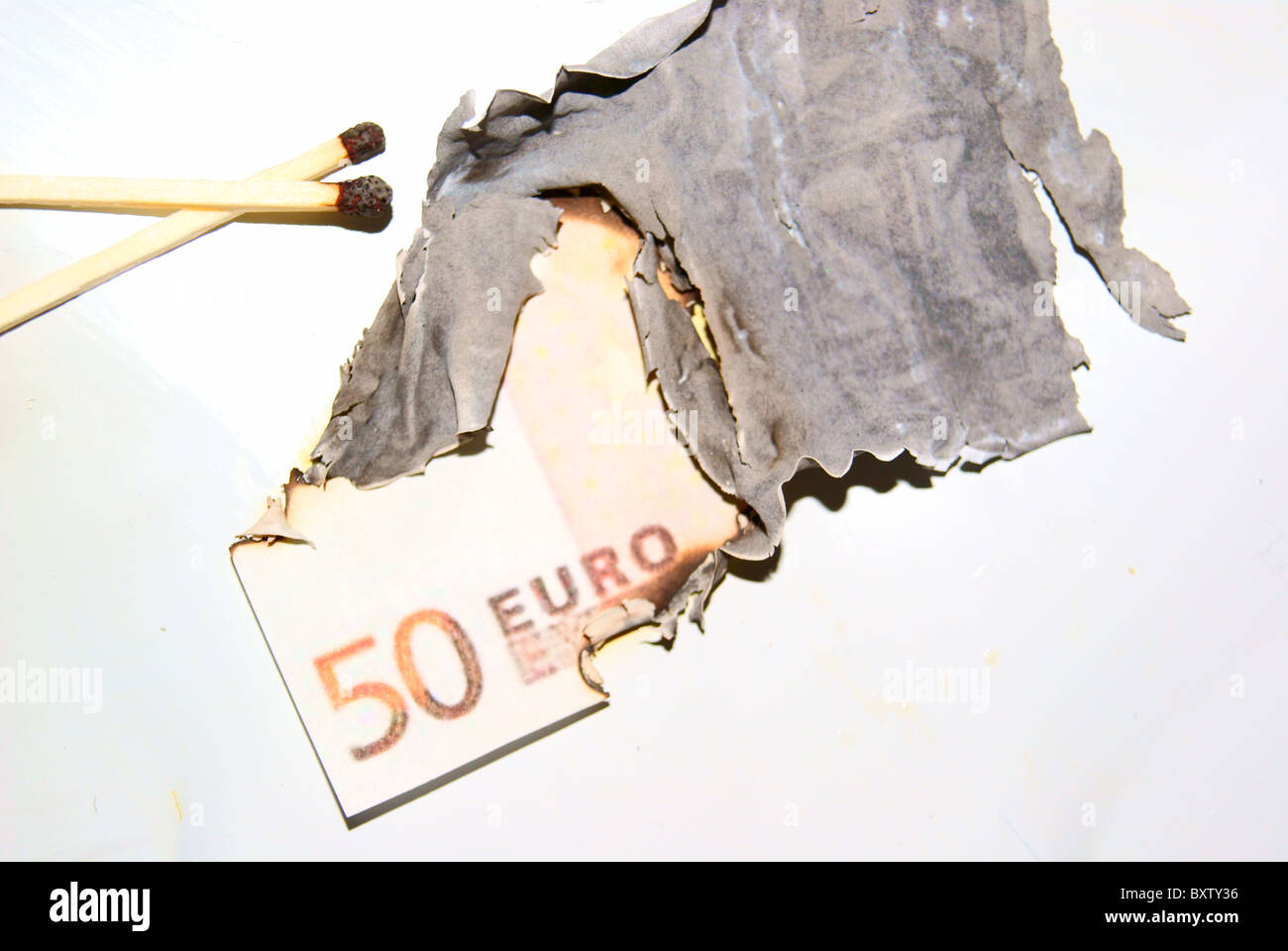 Verbranntes geld -Fotos und -Bildmaterial in hoher Auflösung – Alamy