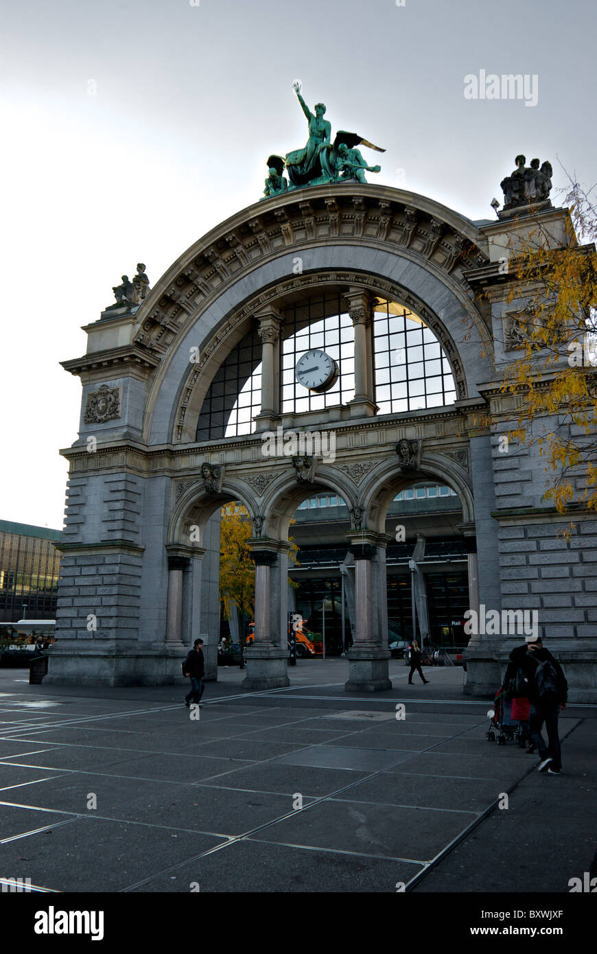 Luzern bahnhofsuhr -Fotos und -Bildmaterial in hoher Auflösung – Alamy