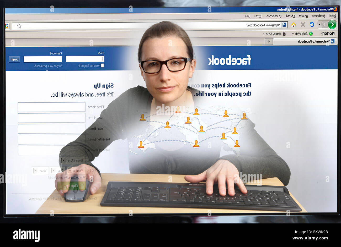 Frau sitzt vor einem Computer, im Internet surfen, Blick aus dem ...