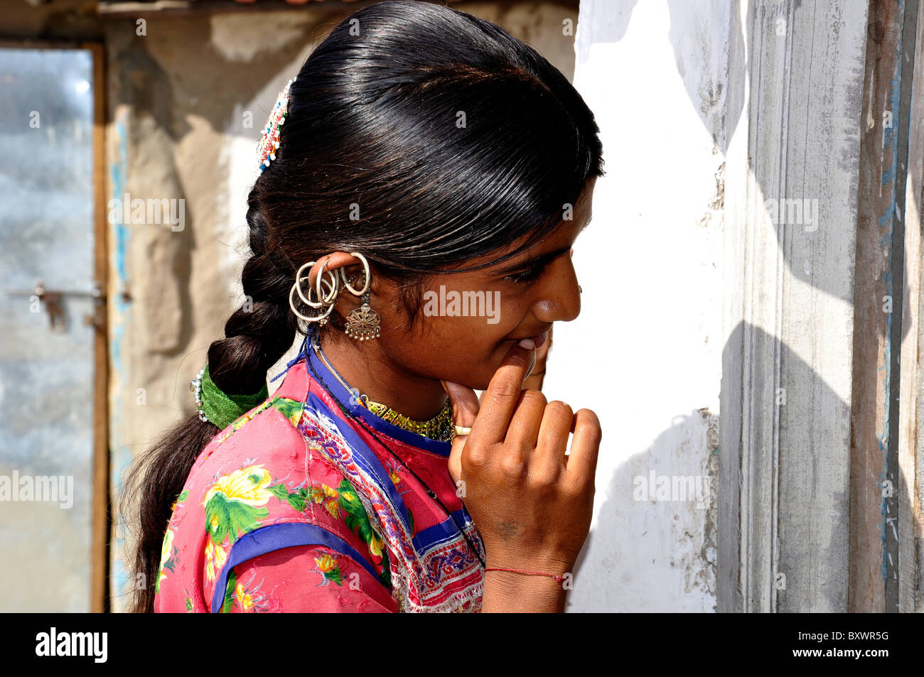 Shy Indian Girl Fotos Und Bildmaterial In Hoher Auflösung Alamy 1673